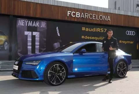 FC Barcelonan pelaajat testaavat Audi Q2:ta