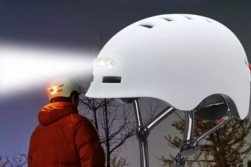 Helm skuter dengan lampu