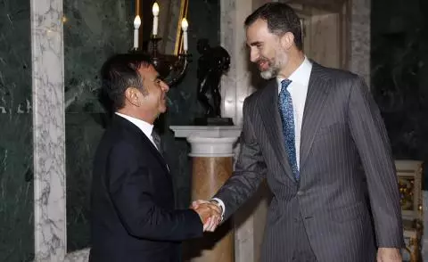 Carlos Ghosn a kráľ Felipe VI. si podávajú ruky