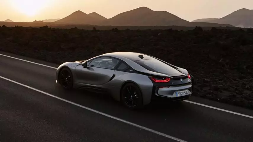 5 aŭtoj per kiuj la Ĝendarmaro devus patroli. BMW i8