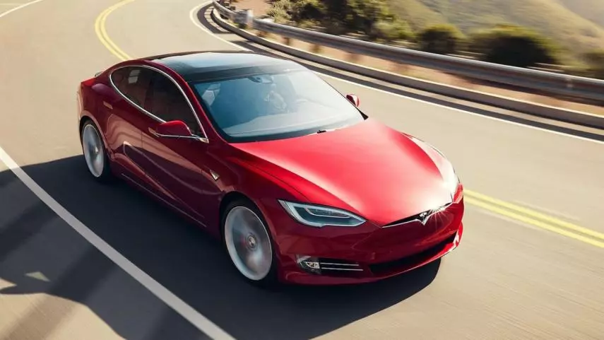 5 aŭtoj per kiuj la Ĝendarmaro devus patroli. Tesla Model S