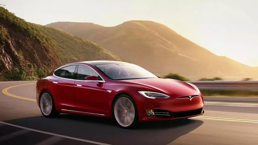 5 voitures avec lesquelles la Garde civile devrait patrouiller - Tesla Model S P100D