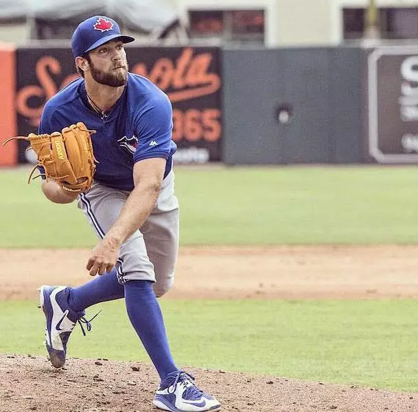 Daniel Morris é un xogador de béisbol profesional.