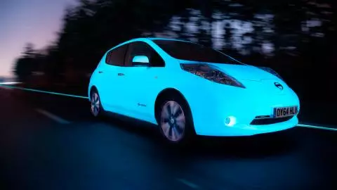 Fluorescent Nissan Leaf - anoloana