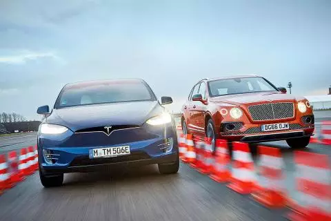 Musoro kumusoro: Tesla Model X vs Bentley Bentayga