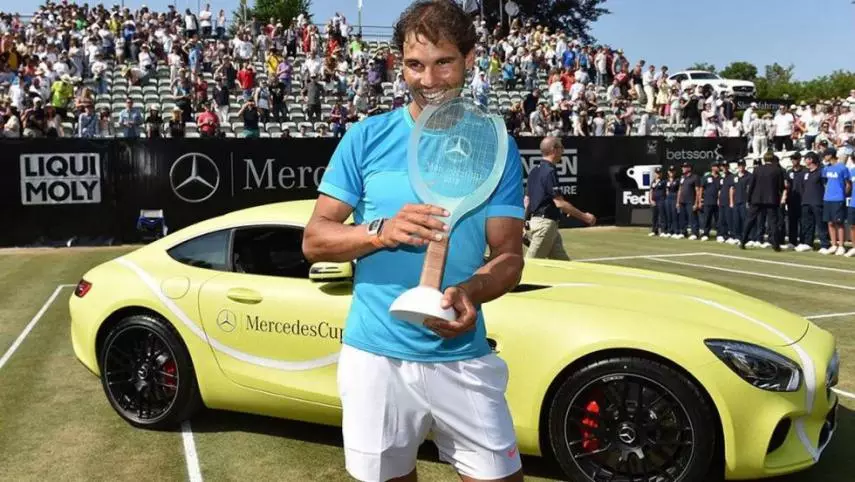 Rafa Nadal na Mercedes AMG GT ya 'dụrụ' ka bọọlụ tenis.