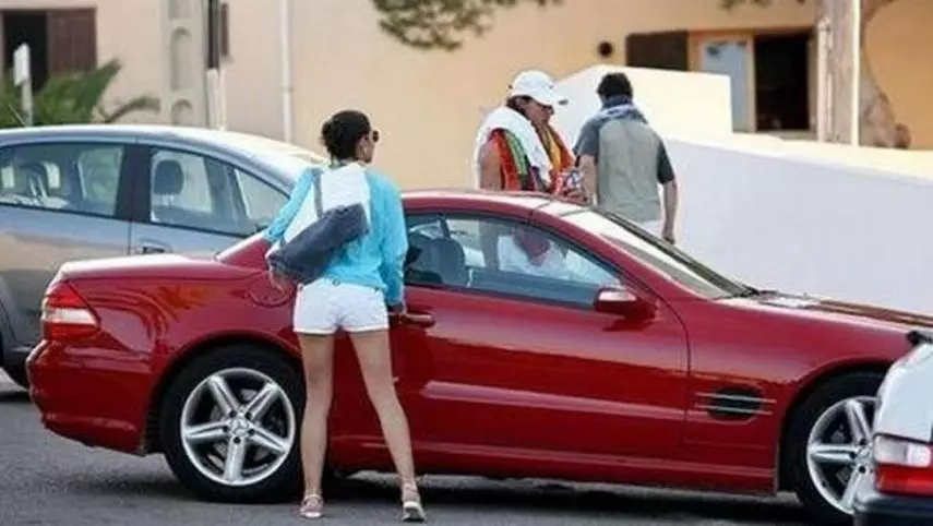 Rafa Nadal na enyi ya nwanyị, na-achọ ịbanye na Mercedes SL55.