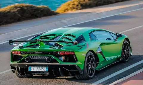 Test fan de Lamborghini Aventador SVJ op it spoar