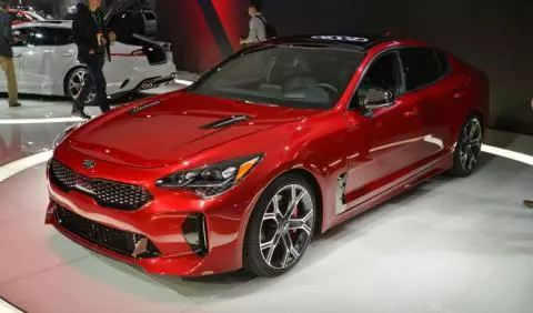 Kia Stinger ag an Detroit Motor Show