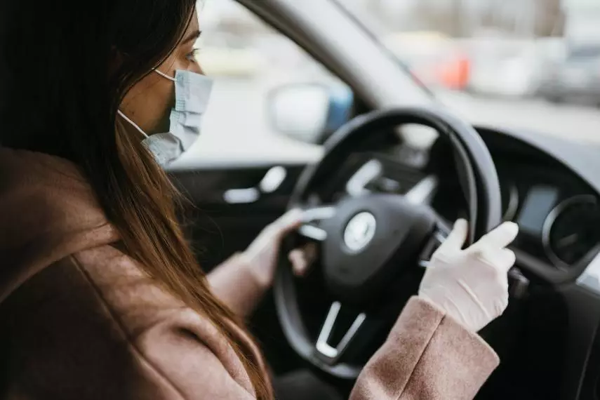 Máscara facial no coche contra o coronavirus