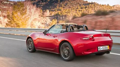 Zizindikiro za Mazda MX-5 2015