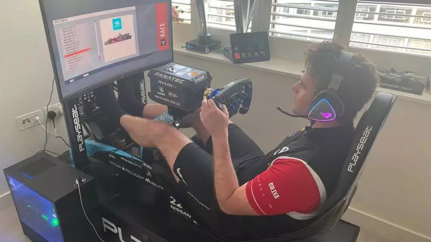 Oliveris Rowlandas su „Nissan Simulator“.