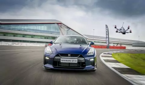 nissan gt-r დრონის პრეზენტაცია