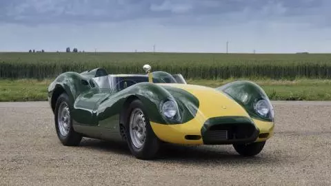 Lister Jaguar Knobbly Stirling Moss สามในสี่