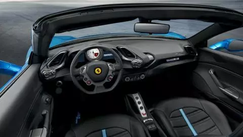 Ferrari 488 Örümcek içeride