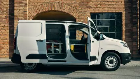 toyota-proace-city_lateral-doors-open