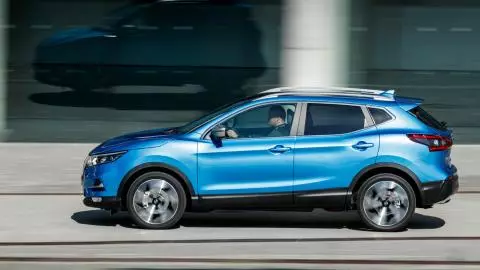 Nissan Qashqai 1.3 thử nghiệm (bên)