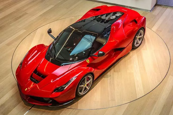 Usa ka Ferrari LaFerrari nga gibaligya sa UK