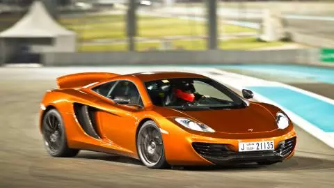 McLaren MP4-12C pem hauv ntej