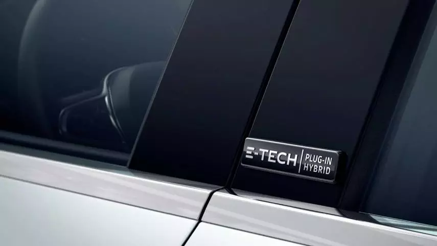 renault-captur-hybrid-virtues-defects_logo-window