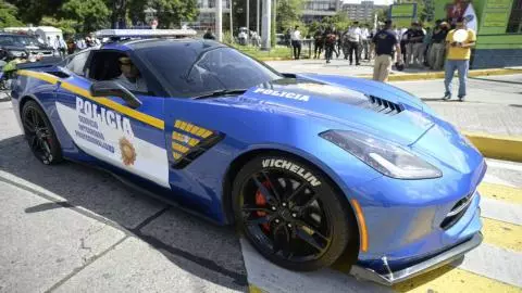 Qvatemala Polisinin Chevrolet Corvette avtomobili