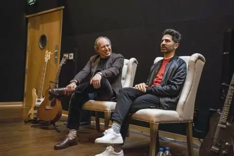 Hans Zimmer און Renzo Vitale מאַכן די געזונט פון עלעקטריק במוו