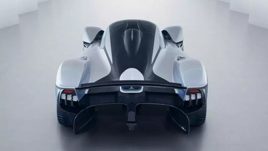 Aston Martin Valkyrie'nin fotoğrafı.