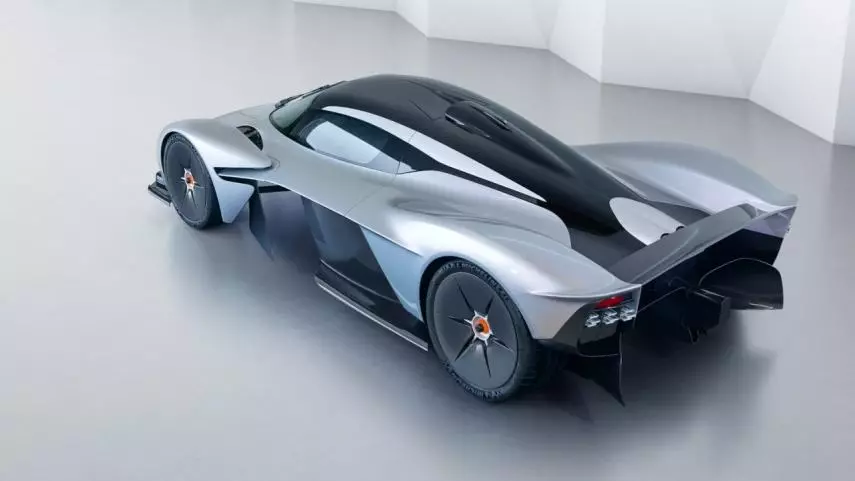 Aston Martin Valkyrie'nin fotoğrafı.