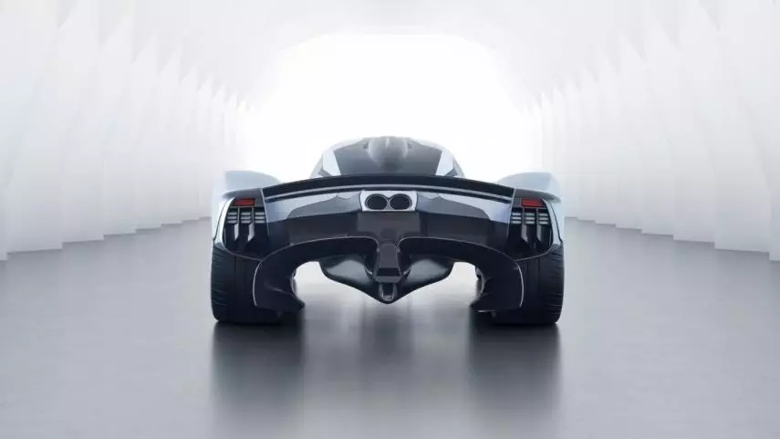 Aston Martin Valkyrie'nin fotoğrafı.