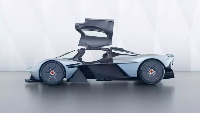 Aston Martin Valkyrie'nin fotoğrafı.