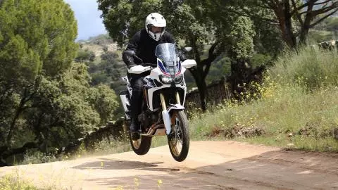 Test-new-Honda-Africa-Twin-2016-jump