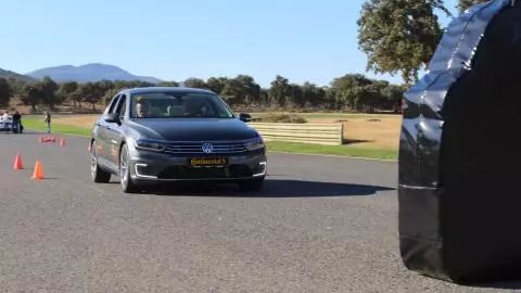 Si, malgré le freinage de la voiture, vous continuez à accélérer, cela finira par sortir malgré la technologie Continental