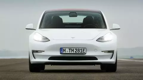 Tesla загвар 3-ыг турших