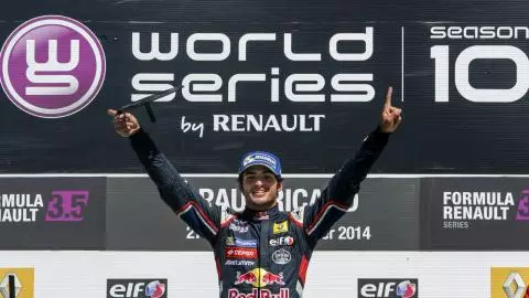 UCarlos Sainz uwina iWorld Series