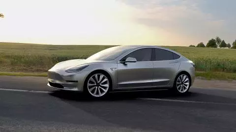 特斯拉 Model 3 的第一圈！