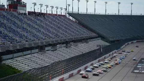 Corrida da NASCAR à porta fechada