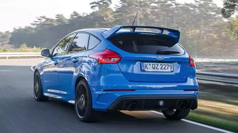 Ford Focus RS 2016 ด้านหลัง