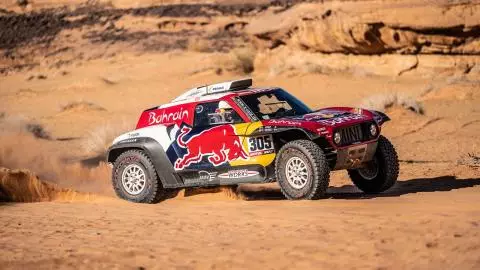 Sainz nyob rau theem 5 ntawm lub Dakar