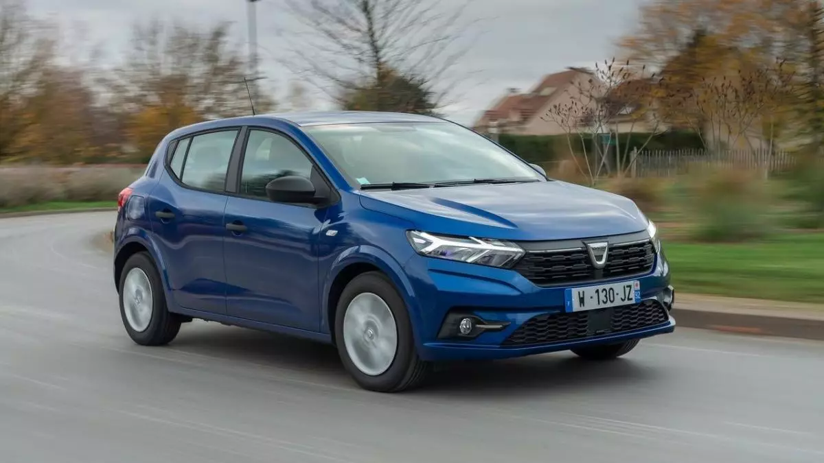 Léirmheasanna Dacia Sandero: cad a cheapann na saineolaithe?