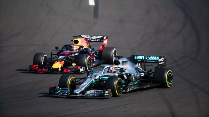 Max Verstappen e Lewis Hamilton