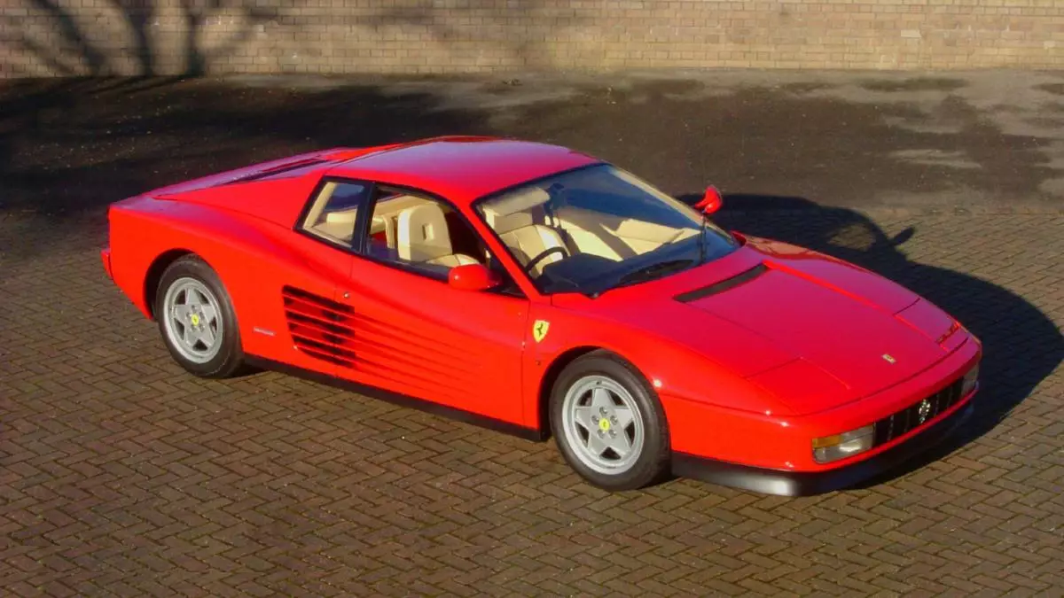 Týchto 11 klasických Ferrari bolo od roku 2008 opustených pod holým nebom