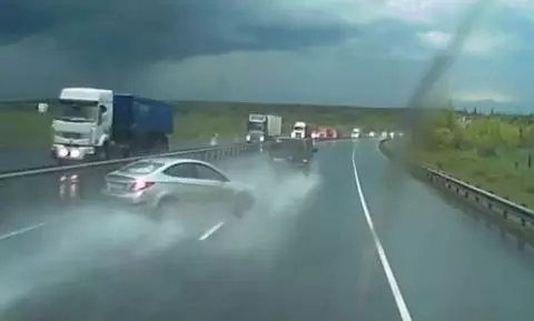 Video: aquaplaning, sera se moriting tseleng e kholo