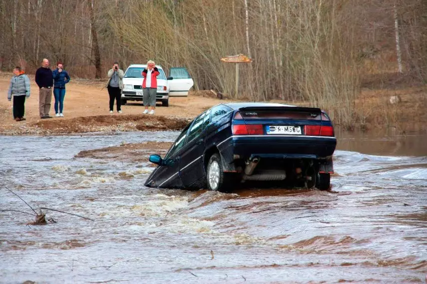 suv toshqini avtomobil suvdan qochish