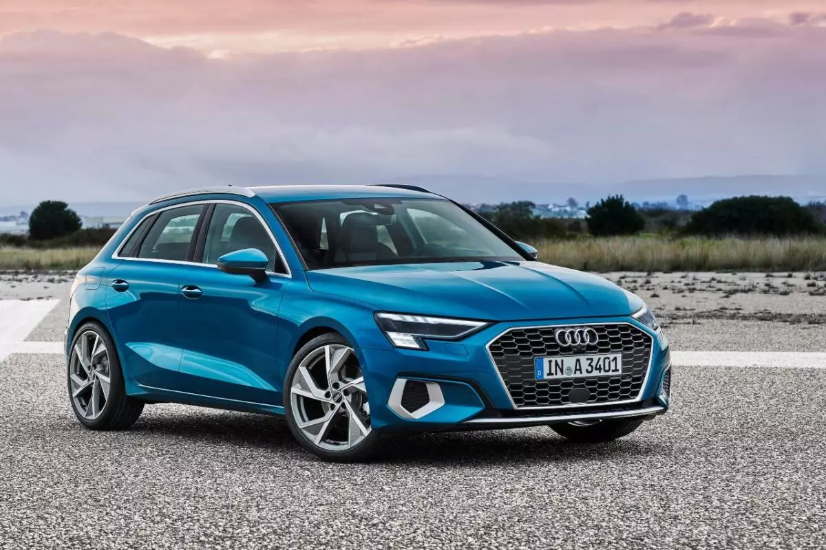 Audi A3 aŭ Peugeot 308 2021, kio estas pli bona?