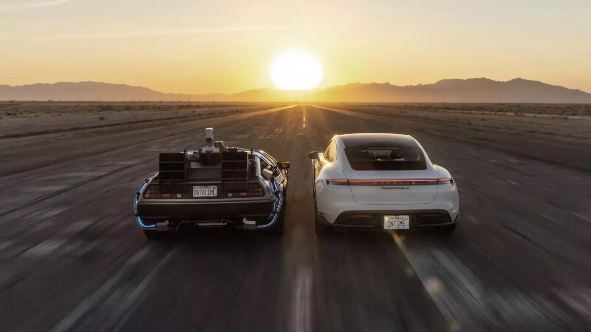 Porsche gabung karo DeLorean mitos karo Taycan