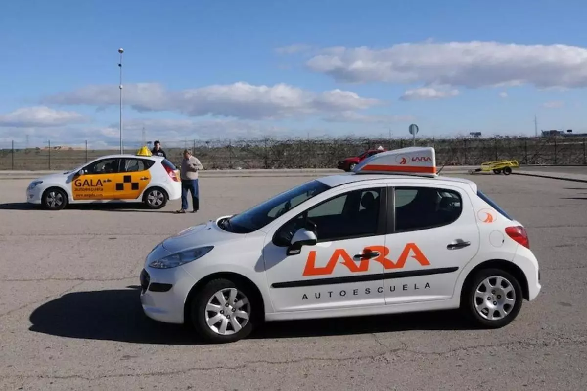 Avis : Les auto-écoles devraient-elles cesser d'avoir des voitures manuelles ?