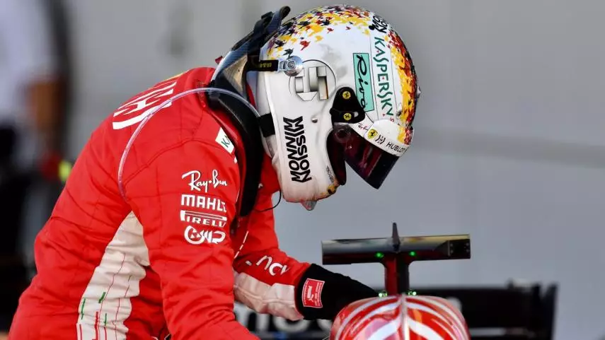 Sebastian Vettel yn lôn pwll Japan