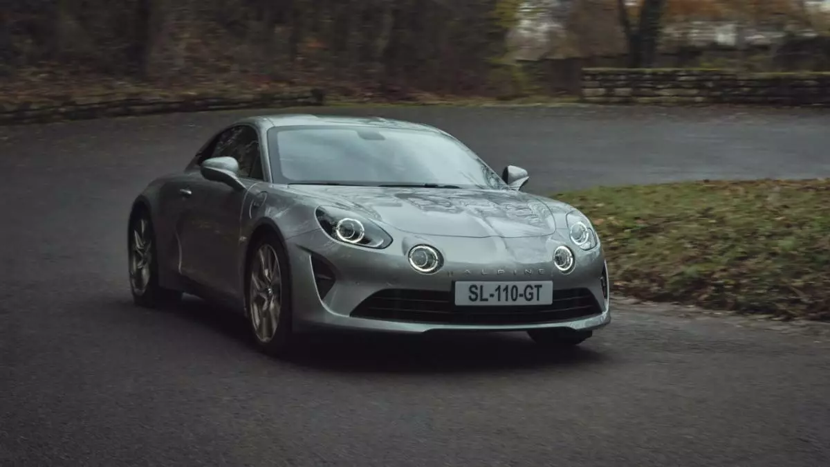 L-Alpine A110 Légende GT toħroġ l-aktar naħa raffinata tal-karozza sportiva