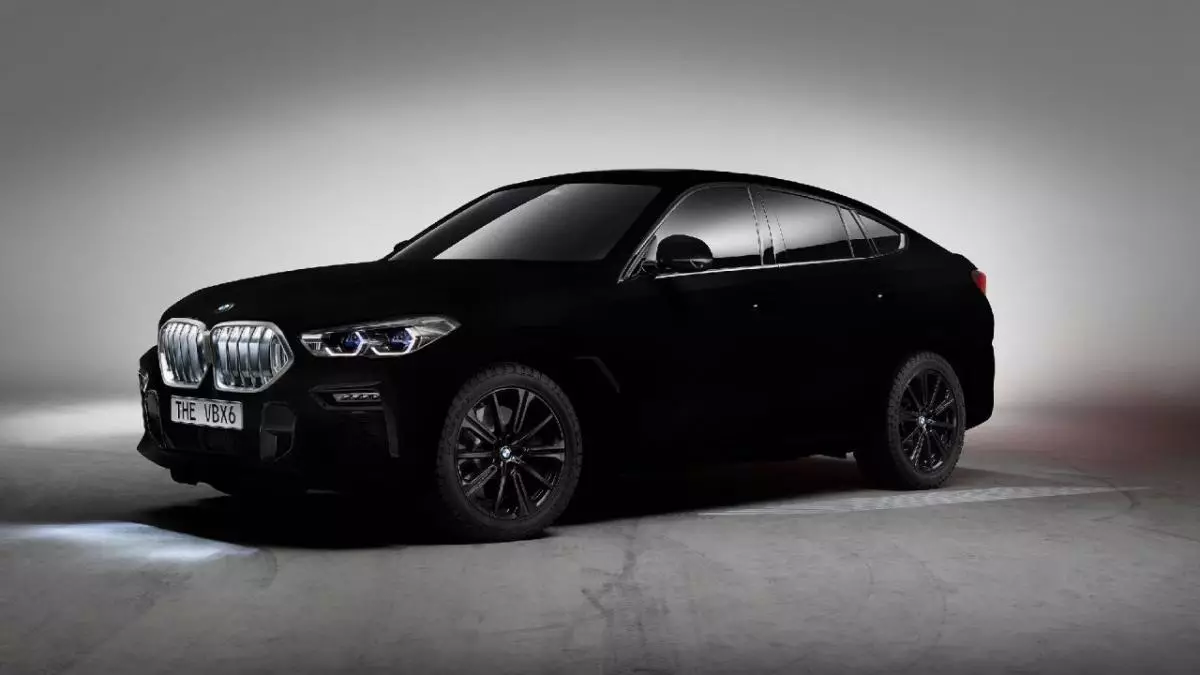 De BMW X6 is gekleed in Vantablack, de donkerste tint zwart