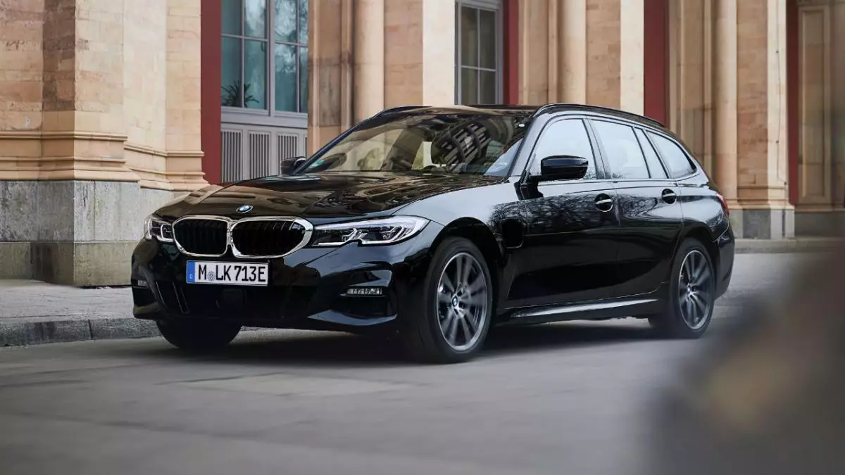 BMW 330e xDrive Touring: plug-in hybrid f'format tal-familja